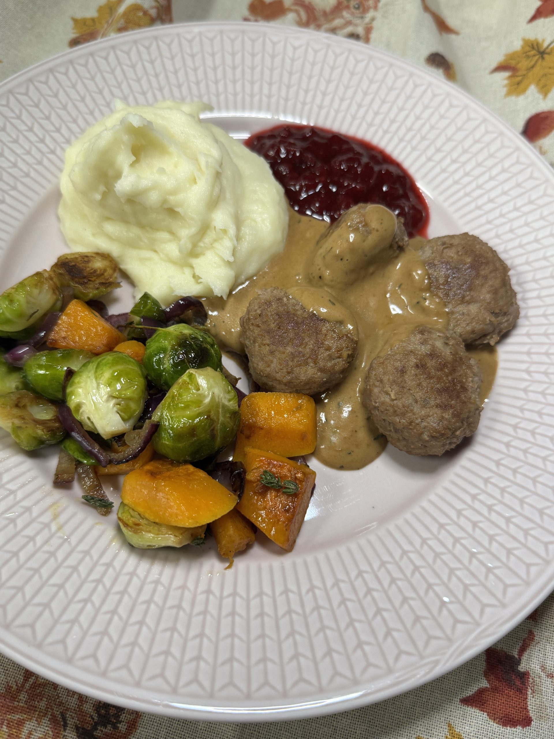 Vidsvinsköttbullar med messmörsås och Rostad pumpa med brysselkål ...